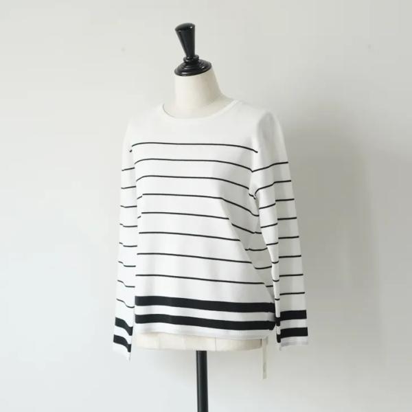 ボーダーニットは、スタイルと快適さを両立させたシーズンレスなアイテムです。柔らかいニット素材が肌に優しく、心地よい着心地を提供します。定番のボーダーデザインは、コーディネートに程よいアクセントを加え、カジュアルなお出かけやリラックスタイムに...