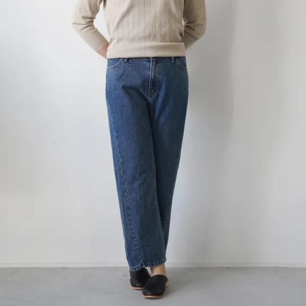 バレルパンツデニムは、快適さとスタイルを両立させた日常使いにぴったりのアイテムです。柔らかいデニム素材が心地よく、バレルシルエットは、脚をスッキリと見せつつも動きやすさを確保しており、さまざまなトップスとのコーディネートを楽しむことができま...