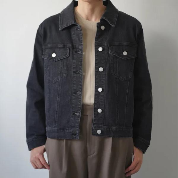 ウエストラインをシェイプしたすっきりしたラインです。ストレッチ性が高いため、着やすさ抜群です。 ブラックデニムはキレイめなインナーやトラウザーと相性が良く、ジャストよりも少しルーズフィットになるsize 42を選んでいます（モデル身長165...