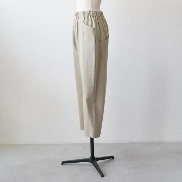 フロントポケットと深めのバッグポケットが斜めにデザインされた、東炊コットンのエッグパンツ。ウエストゴムギャザーでとても履き心地が良く、着用して疲れない軽量でいてしっかりとしたコットンパンツ。通常よりも小さな釜で染める「東炊き（あずまだき）」...