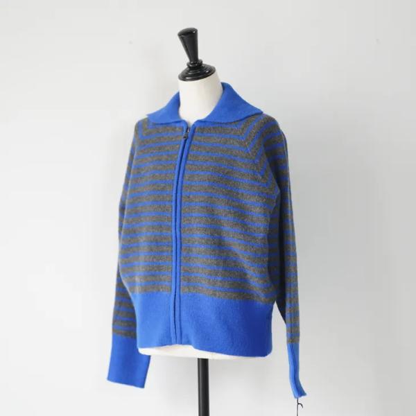 ストレッチ性のあるニット素材で編まれたボーダー・ブルゾン。大きめの襟と裾、袖の配色のバランスがとても良く、チクチク感のない着心地です。【商品詳細】製造国: 中国ブランド名: frescute (フレスキュート)素材: アクリル45% ポリエ...