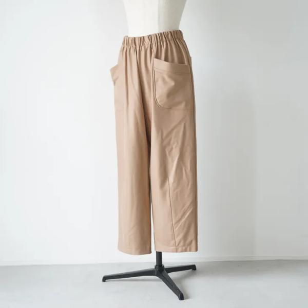 フロントポケットと深めのバッグポケットが斜めにデザインされた、両面起毛エッグパンツ。ウエストゴムギャザーでとても履き心地が良く、両面起毛により秋冬に重宝するアイテムです。Cosmical Warm〓特殊なブレンド糸により、肌触りの良いソフト...