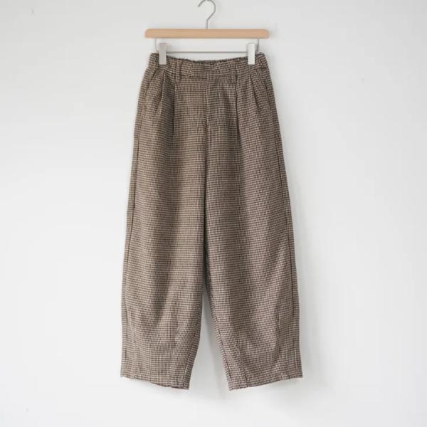 ヴィンテージライクな千鳥柄の2タックワイドパンツ。起毛感のあるポリエステル素材のウォーミーなボトムス。ウエストゴムギャザーでとても履き心地が良いアイテム。フロントはZipファスナー仕様。【商品詳細】製造国: 中国ブランド名: frescut...