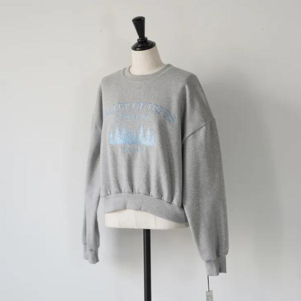 ニュージーランドのWaipoua Forestをモチーフにした「VALLEY OF TREES」の文字と木々が刺繍された裏起毛プルオーバー。刺繍カラーとボディカラーの組み合わせがとてもよく、裾タックとドロップショルダーのフェミニンなシルエッ...