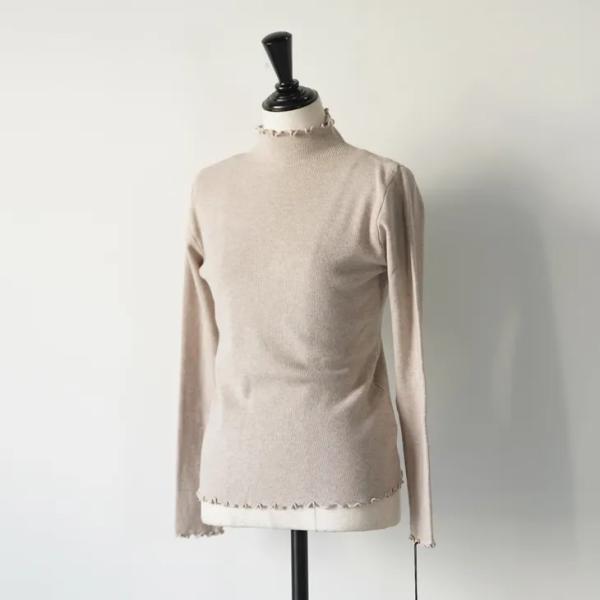 衿ぐり、裾、袖口のメロー仕立てがアクセントの程よいハイネックのリブニット。インナーとしてはもちろん、シャツやカーディガンとのレイヤードでも。心地よい伸縮性があるので、ストレスフリーでデイリー使いいただけます。【商品詳細】製造国: 中国ブラン...