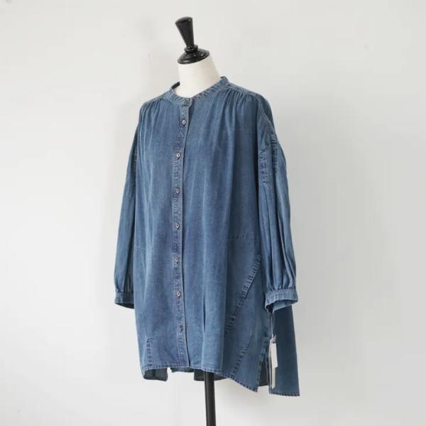 空気のように軽いライトオンスのデニムを使用したロングブラウス。従来のデニムより、糸番手の細い糸で織られたデニム生地の為、薄い・軽い・涼しい夏場まで着用いただけます。ギャザーやタックの入ったデザインですが落ち着いたボリューム感です着丈は前後差...