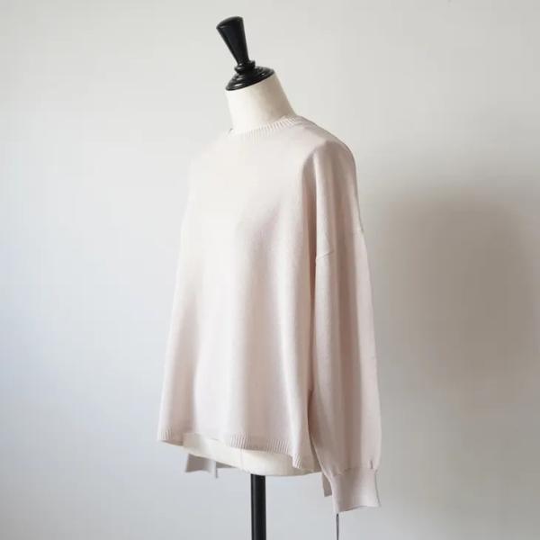 ペーパー糸とポリエステル糸で編んだ天竺表目のハイゲージニット。表面はペーパーならではの清涼感を感じるタッチで、さらに少しハリ感もあり、肌にはり付かず着心地の良いニットです。後ろ衿ぐり裏側テープの配色がアクセントに。シワになりにくく、手洗いも...