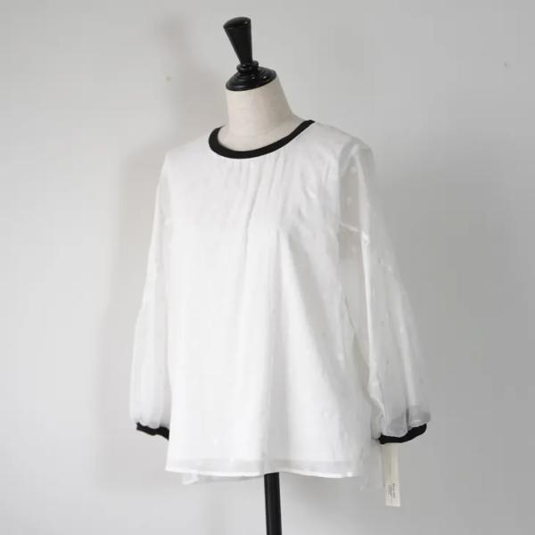 本体は、グロスパールの微光沢な大人ドットプリントが入った、綿ローン素材を使用。本体に透け感がある為、前後の身頃はサイロコンパクトの強撚カットソーで二枚重ねにし、身頃は透けないように、袖は透け感を活かしたデザインのブラウスです。カットソーはサ...