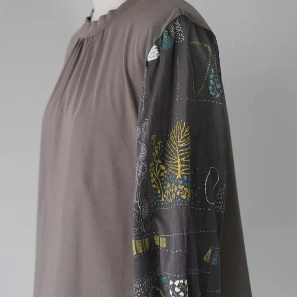 身頃にサイロプレミアム天竺カットソーを使用し、袖にはワッシャー素材に刺繍風プリントを施した布帛生地を使用。カットソーは微強撚糸を使用している為、清涼感があり、バイオ加工する事で毛羽の少ないクリアーな表面感で、さらにハイゲージで編むことで、目...