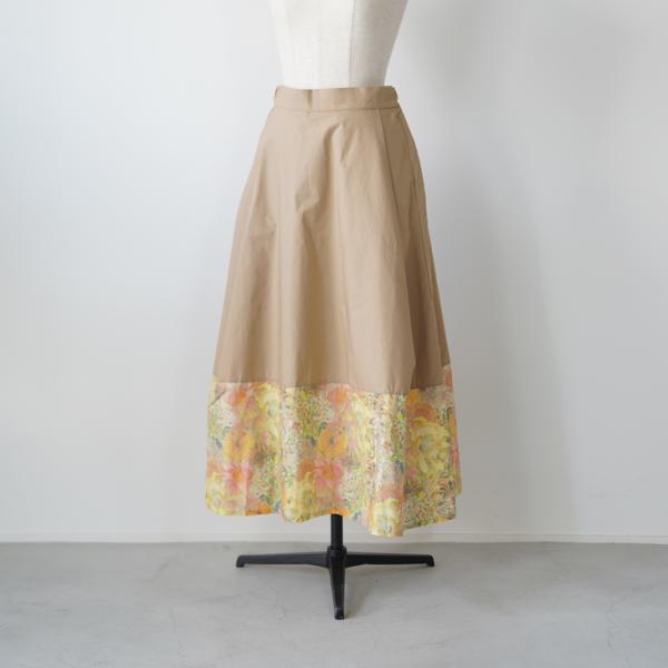 リバティー社により2013年春夏コレクションで発表された柄の復刻デザインです。トレスコ島の青々と茂った木々の葉と、元々スカーフ用に創られた柄をベースにして手描きされた植物画のコレクションです。シンプルな無地のスカートで、春夏のシーズンにぴっ...