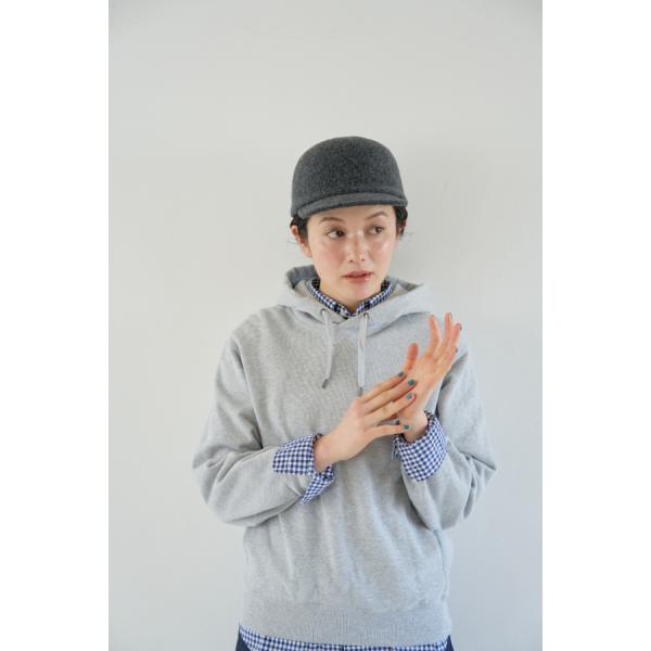 ウールの糸を編んで縮絨し成形するバスクという技法のキャップ。秋のムード高まる起毛感のあるウール。シンプルながら肉厚でぼってりしたシルエッットに仕上げました。【商品詳細】製造国: JAPANブランド名: Commerlina (コメリナ)素材...