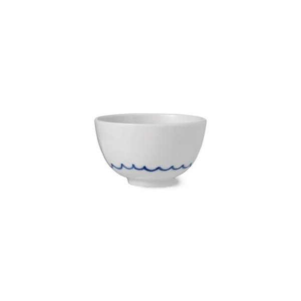 kyst クシュトは、和食器のセッティングに着想を得て生まれた、テーブルウェア・コレクションです。「kyst クシュト」とはデンマーク語で「海岸線」を意味します。作品に施された、様々な色調のクラシカルな青釉と、手描きの波模様や縞模様は、デン...