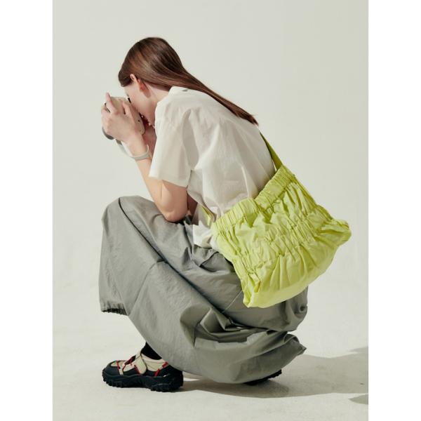 ACOCから実用的でiPadも収納できるティアードバッグ。ユニークな2段のシワが素敵で、薄くて、強度の高いナイロン素材を使用しています。弾力の良いボンディング仕様と、そこにはふわふわのクッションが挿入されていて所持品を安定して収納できます。...