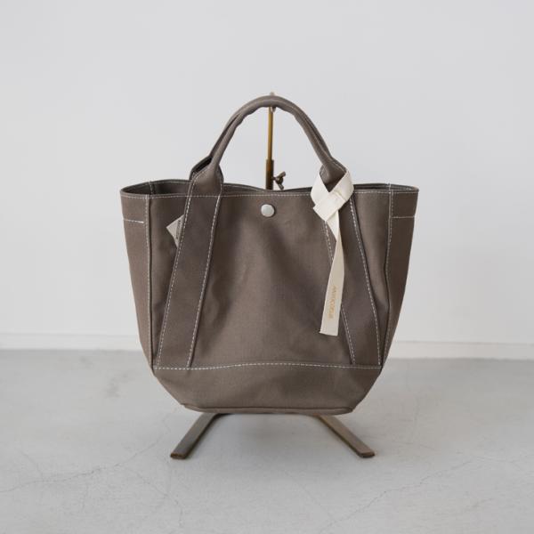 日常使いしやすいサイズ感で年間を通してお使いいただけます。ストラップも着脱＆長さ調節可能で斜めがけと肩がけの両方をお使いいただけます。バッグ中にはポケット付き。ボタンでしっかりと閉じるところもポイントです。〈 ANVOCOUEUR / アン...