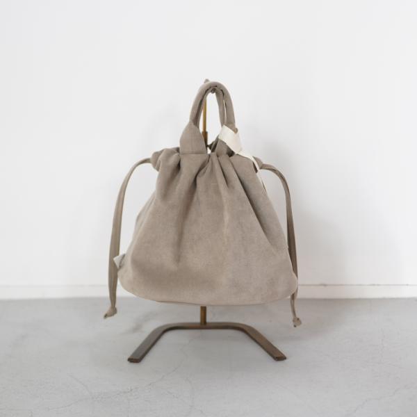 エコスエードを使用。ふんわりしたシルエット&amp;自立する巾着バッグ。巾着にせずにそのままでもお使いいただけます。【商品詳細】製造国: 日本ブランド名:ANVOCOEUR (アンヴォクール)素材:人工皮革/コットン取り扱いサイズ: H24...