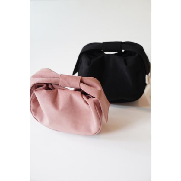 エコスエード(東レのマイクロファイバー)を使用。リボンのフラップがポイントの2wayで使えるショルダーバッグ。〈 ANVOCOUEUR / アンヴォクール 〉ANVOCOUEUR （アンヴォクール）はフランス語　coeur =　心、　env...