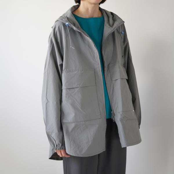 特徴的なシャツの様にラウンドした裾がキャッチーで目を惹くライトアウターは 先シーズン人気だったユースフルフーディーをアップデートしました。袖に少しボリュームをもたせつつ袖口はゴムが入る仕様にしたことで少し暑いときや着こなしのアレンジに袖をた...