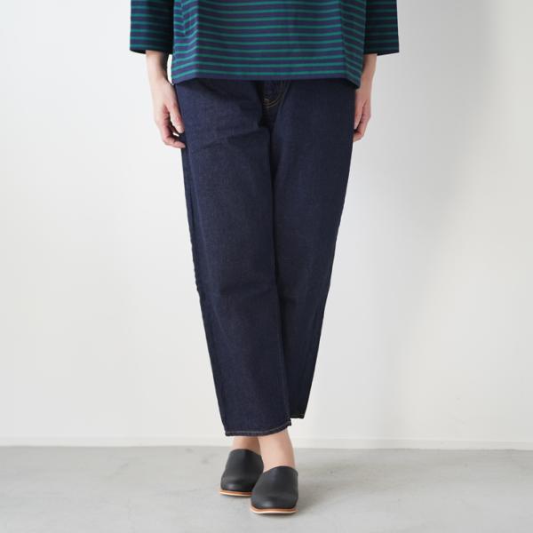 12ozのやや薄手のピュアインディゴデニムを使用しています。コットン100％で太さの違う糸を交互にゆっくりと時間をかけて織り込まれている為とても柔らかくふっくらとした優しい仕上がりとなっております。色鮮やかな深みのあるブルー、凹凸のある生地...