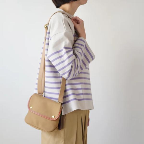 1950年にフィッシング用のバッグとして誕生したAVONのミニサイズ。フロントはドットボタンのみのシンプルなすっきりしたデザインで底面にはマチを設けている為、収納力もありタウンユースとして人気のモデルです。バックサイドに付いた幅広のストラッ...