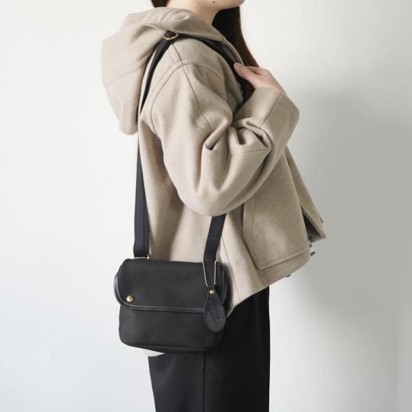 1950年にフィッシング用のバッグとして誕生したAVONのミニサイズ。フロントはドットボタンのみのシンプルなすっきりしたデザインで底面にはマチを設けている為、収納力もありタウンユースとして人気のモデルです。バックサイドに付いた幅広のストラッ...