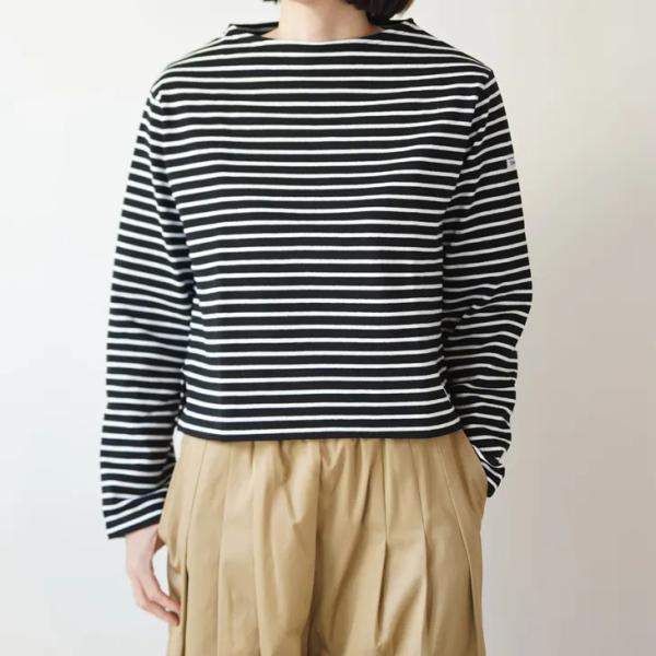 ORCIVAL定番のCOTTON LOURD生地を使用した、クロップド丈のモデル。とはいえ極端な短さではなく、ボトムとのバランスのとりやすさに拘った着丈は、幅広い層に提案できます。肩傾斜を強くし、長めの袖の落ち方が綺麗に見えるように設計。ネ...