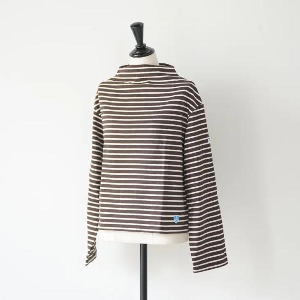 ORCIVAL定番のCOTTON LOURD生地を使用した、ボトルネックのモデル。首元前はステッチを入れず、すっきりした印象に仕上げています。天巾をやや広めに設定することで、首が細くすっきり見える効果があります。COTTON LOURDOR...