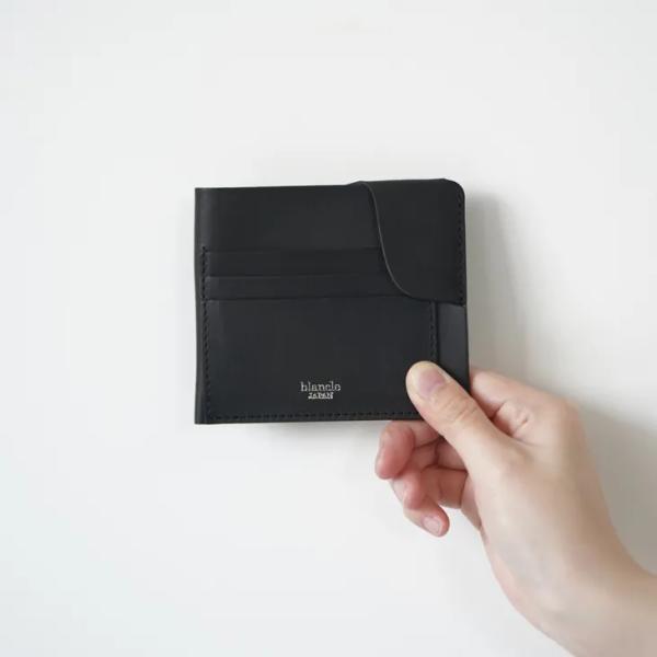 薄くて、小さく、軽い。そして使いやすさも備わった、薄型フラットコンパクトウォレット。好評につき、オイルドスムースレザーでも作ってみました。オイルドスムースレザーは使い込む内に落ち着いた風合いと しっとりとした質感や美しいツヤが魅力的。表側に...