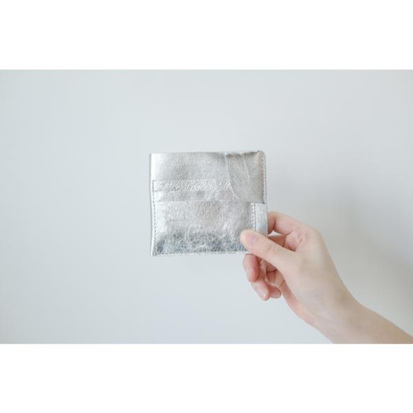 薄くて、小さく、軽い。 そして使いやすさも備わった、薄型フラットコンパクトウォレット。 小さいながらもイタリーシュリンクレザーの美しい発色やレザーの柔らかさを堪能していただけます。表側にカード収納が3枚、裏側にジップコインケース、お札は仕切...