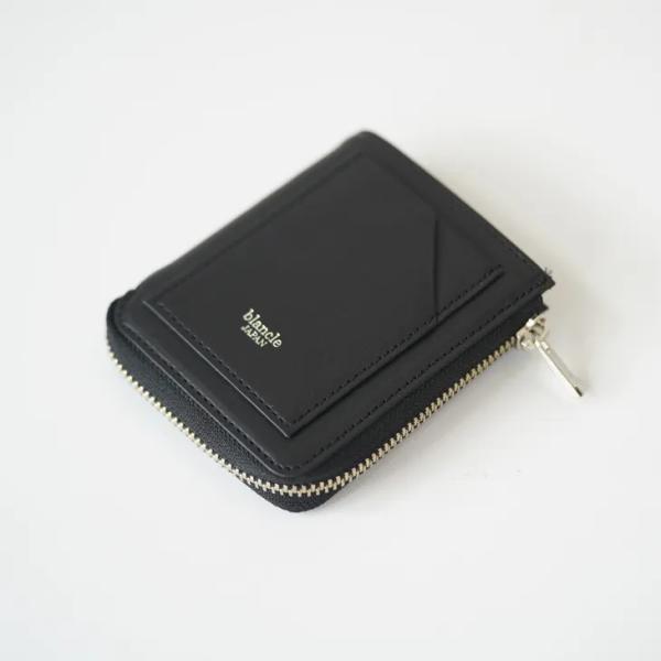 無駄を削ぎ落としたシンプルなフォルムに、日常使いに必要な機能をしっかりと備えたコンパクトウォレット。手のひらにすっと収まるサイズながら、カード約6枚・紙幣・小銭をすっきりと整理できる収納力が魅力です。サブ財布としての使い分けはもちろん、キャ...