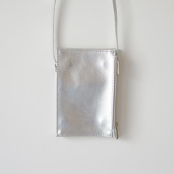 後ろのボタンを外せばマルチケースとしてお使いいただけます。ショルダー紐を通しボタンをつければショルダーバッグとしても。斜め掛け可能なショルダー紐◎(長さ調節可能)＜blancle ブランクレ 製品に使用しているMETALIC LEATHER...