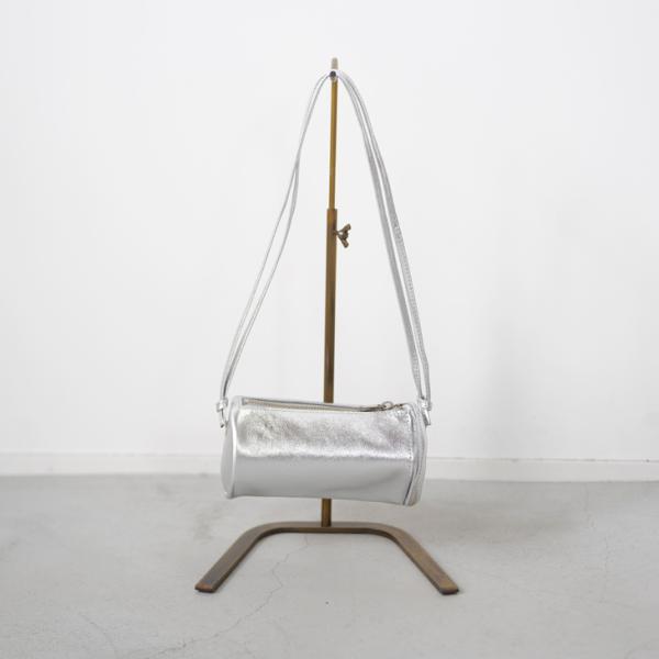 チューブ型でコロンとした形が可愛らしいです。レザーストラップは調整可能ですので、お好きな長さでお使いいただけます。＜blancle ブランクレ 製品に使用しているMETALIC LEATHERについて＞国産の牛革を使用し、メタリック箔はイタ...