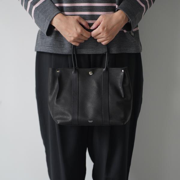 無駄を削ぎ落としたミニマルなデザインに、上質なレザーの質感が映えるトートバッグ。しなやかで手に馴染む素材感は、持つだけでスタイルに洗練された印象を添えます。絶妙なサイズ感で、長財布・ポーチ・500mlペットボトルなど日常必需品をしっかり収納...