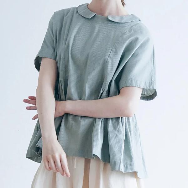程よく空いた首元により、とてもすっきりとした印象。小さめながらも存在感のあるフラットな襟。後ろにはコロコロとしたボタンが並んでいます。ウエストの切り替え部分には細やかにギャザーを施しており、ゆらゆらと揺れる裾を感じるだけで心が弾みます。ゆと...