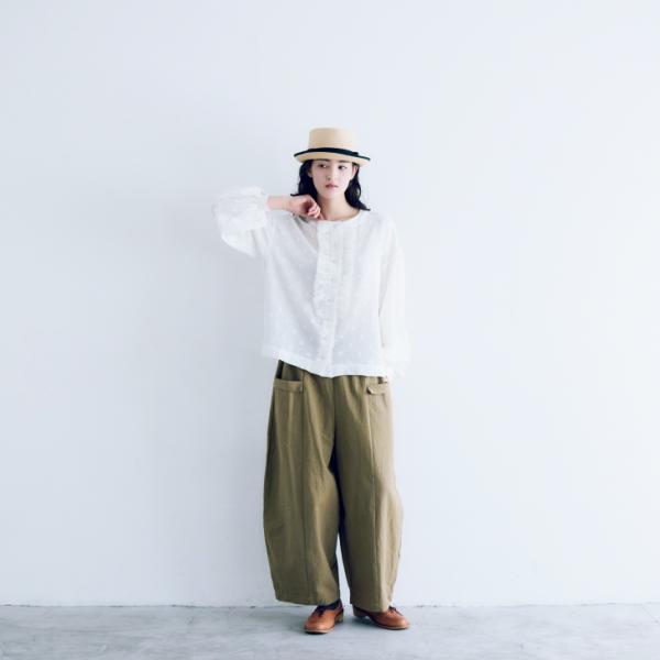 肩と袖口にギャザーをたっぷり施したお袖はバルーンのような、 ふわりと空気を含んだような風合いに仕上がっており、 柔らかい印象を生み出しつつ、 ストンとした身頃のシルエットによって端正で 凛とした雰囲気も感じさせてくれる一枚。フリルとカフスは...