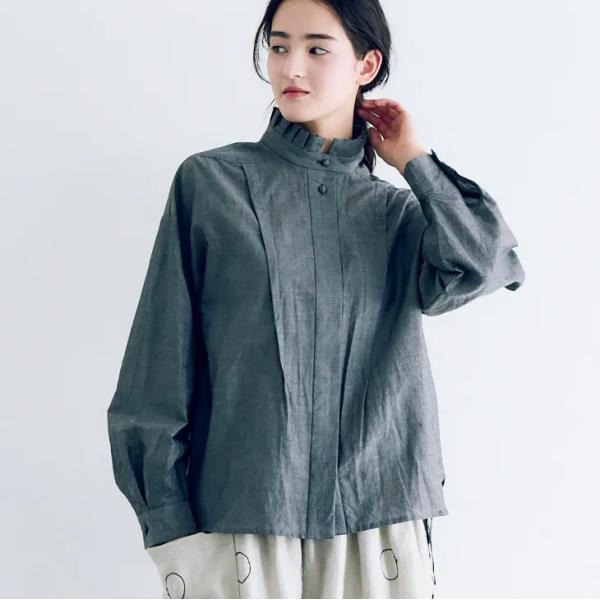 適度にゆったりと美しく、体に収まりの良いシルエットに仕上げたブラウスは、凛とした表情がありながら、きゅっと締まったカフスに寄せたタックのふんわり感により、クラシックなデザインに仕上がりました。幅広のフライフロントや、くるんとカーブしたヨーク...