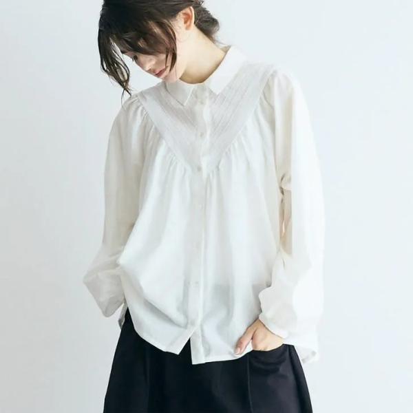 胸元に添えた華奢なレースと、ヨークから流れる繊細なギャザー。まるで遠い記憶の中の風景を描くように、ノスタルジックな空気が漂います。ふわりと膨らむ袖の愛らしさを、 小さな襟がそっと引き締めたデザイン。素材は、エアリーな質感ときめ細かな表面感が...