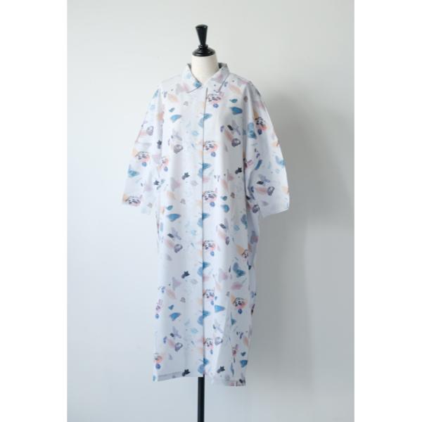 ものが宙をまったり、扉が突然あいたり、科学では解明できない不思議な現象ポルターガイストをテーマに、アーティスト大野彩芽によるオリジナルのテキスタイルが印象的なシャツワンピースです。 ドライタッチの涼しげな生地感で、しわになりにくく、さらりと...