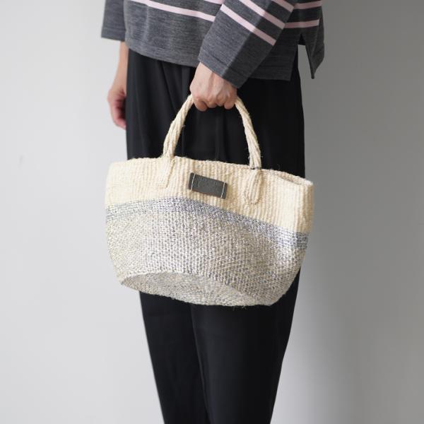 サイザルから織り上げられるバッグは耐久性が高く、丈夫なつくりが魅力の1つ。お弁当箱やペットボトル等かさばるものも収納でき、 重さを気にしないでいいのが嬉しいポイント。見た目以上にたっぷり荷物を入れることができる丸底仕様で 入れるものや量に合...