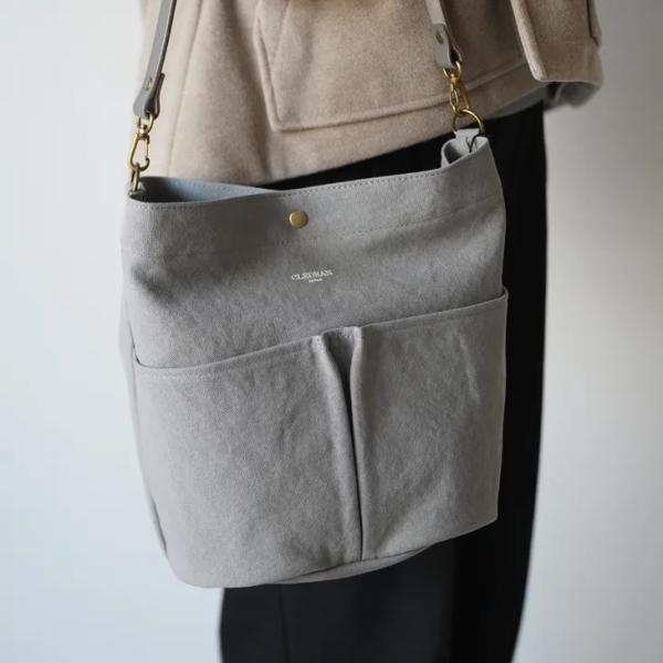 毎日にちょうどいい容量と、上質レザーの持ち手を添えたショルダーバッグ。無駄を削ぎ落とした佇まいと、頼れる収納力を兼ね備えた 「TOIL SERIES VERTICAL SHOULDER」。 バッグ本体には、程よいハリと柔らかさを併せ持つ W...