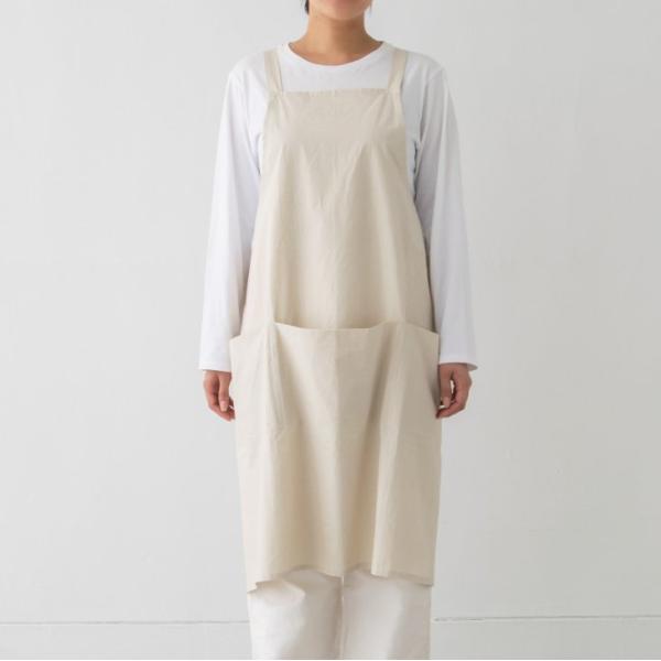 身幅いっぱいに、ぐるりと「煙突＝チムニー」のように包み込む ３分割された大きなポケット。これがとても使いやすく、 携帯はもちろん、調理道具やレシピ本、掃除機の替えのノズルに消毒液etc... 作業の内容を問わず活躍してくれます。色合いと風合...