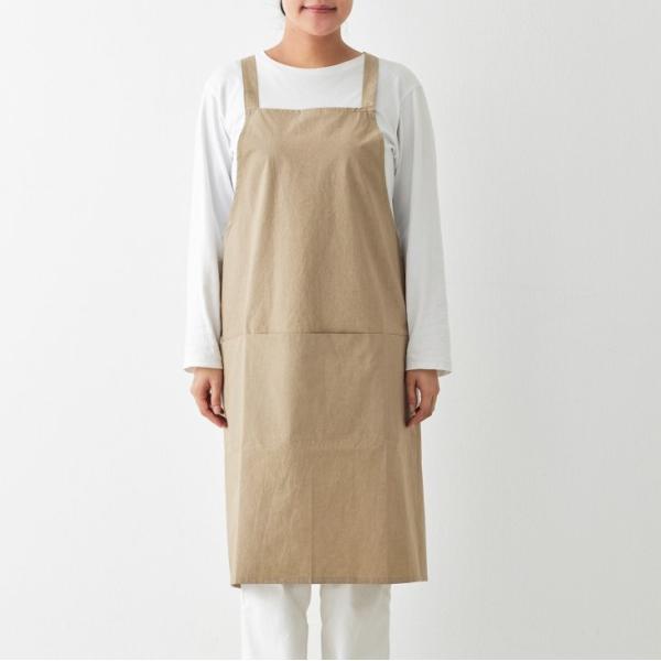 身幅いっぱいに、ぐるりと「煙突＝チムニー」のように包み込む ３分割された大きなポケット。これがとても使いやすく、 携帯はもちろん、調理道具やレシピ本、掃除機の替えのノズルに消毒液etc... 作業の内容を問わず活躍してくれます。色合いと風合...