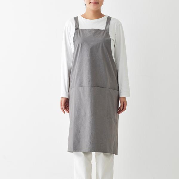 身幅いっぱいに、ぐるりと「煙突＝チムニー」のように包み込む ３分割された大きなポケット。これがとても使いやすく、 携帯はもちろん、調理道具やレシピ本、掃除機の替えのノズルに消毒液etc... 作業の内容を問わず活躍してくれます。色合いと風合...