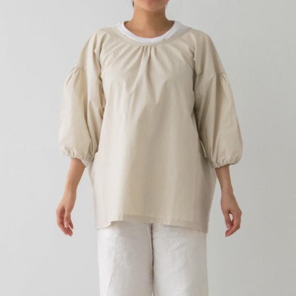 お料理などの作業をするときには「かっぽう着」スタイルで、 お出かけのときにはハオリでシャツ感覚として、シーンによってお好みで使い分けください。なんといってもこの色合いと風合いが特徴です。 生地の染めは遠州地区で染色した日本製。 染色には、天...