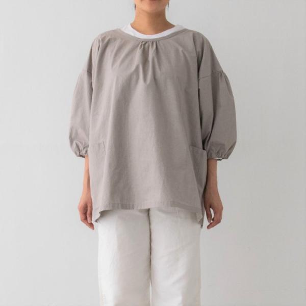 お料理などの作業をするときには「かっぽう着」スタイルで、 お出かけのときにはハオリでシャツ感覚として、シーンによってお好みで使い分けください。なんといってもこの色合いと風合いが特徴です。 生地の染めは遠州地区で染色した日本製。 染色には、天...