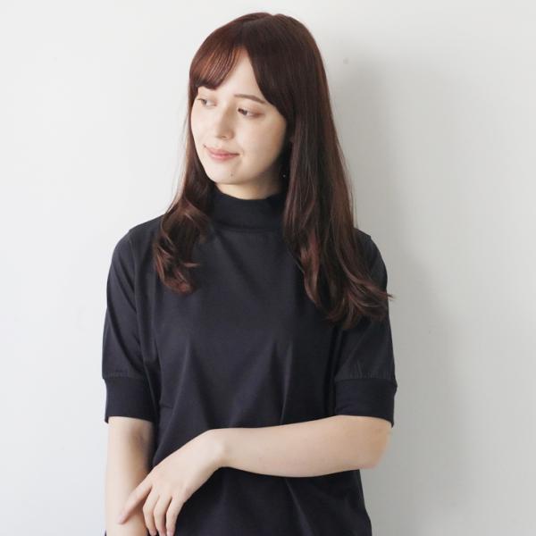 程よい高さのネック、全体のちょうどいいサイズ感が、全体をスッキリ見せてくれます。【Material】希少価値の高いスペインピマコットン100%を使用。超長綿ならではのシルキーな光沢と滑らかな肌触りです。細番手の糸を高密度で編み上げることで上...