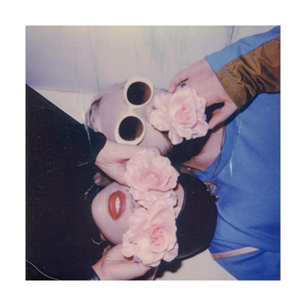 スウェーデン出身のShpresa Lleshajと米国ミネソタ出身のCole Randallによるユニット、Flora Cash。SoundCloudにあがっていたそれぞの曲を聴き知り合いビデオチャットを続けて楽曲製作した二人の昨年2021...