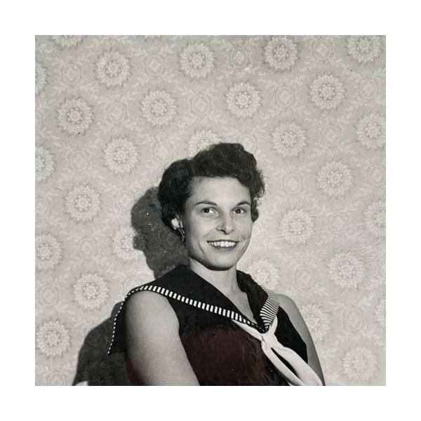 USバージニア州リッチモンドを拠点とするEmilie RexとRick Alversonによるデュオ、Lean Year。 ボーカルのEmilieの母親が手術から回復する過程で経験したアヘンによる幻覚”病室の床が白い菊の花で埋め尽くされる場...