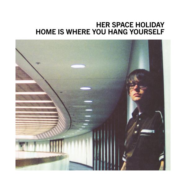 サンフランシスコのSSW〜宅録ドリーミー・ポップ・アーティスト、マーク・ビアンキによるソロ・ユニット、Her Space Holidayの2000年傑作『Home Is Where You Hang Yourself』がNumero Gro...