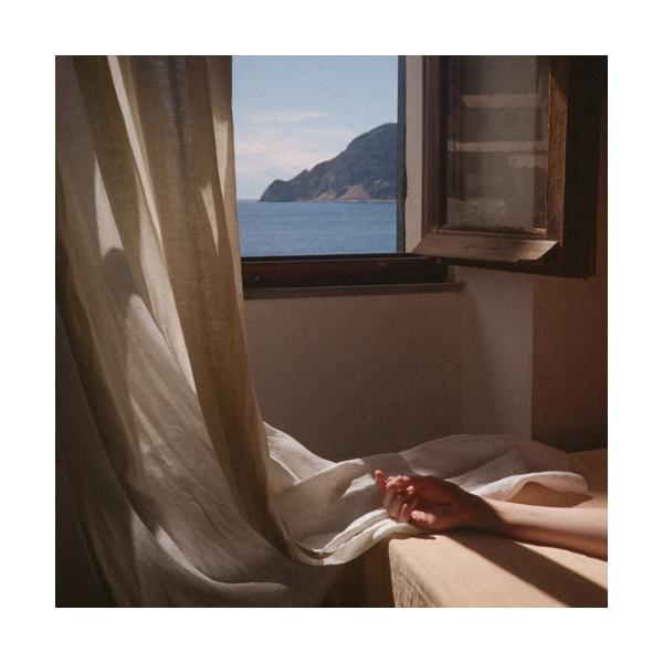 Kenniffはこの作品について「目標も、技巧も、感情の重荷もない、理想のような場所から音を紡ぎたかった」と語る。バイオリニストのScott Mooreとの共作によって、ノスタルジックでありながら今この瞬間に寄り添うような、夢と現実の狭間を...