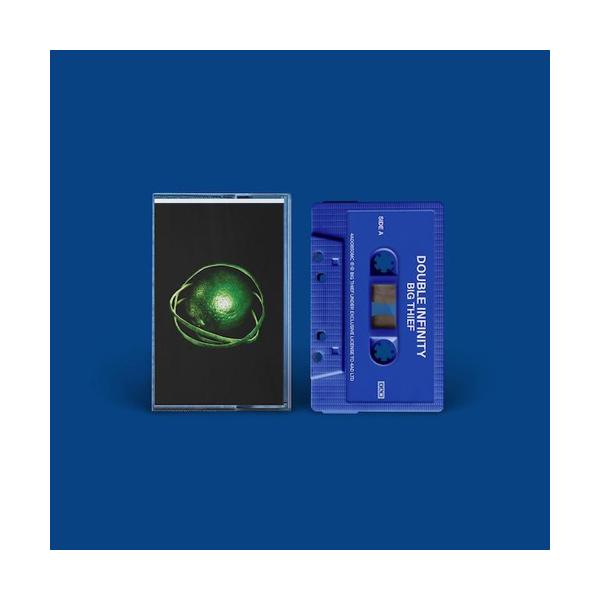 グラミー・ノミネートによって一躍USインディ・シーンの中心的存在になったビッグ・シーフによる6枚目のアルバム『Double Infinity』が〈4AD〉よりリリース。本作はカセットテープです。TRACKLISTA1. Incomprehe...